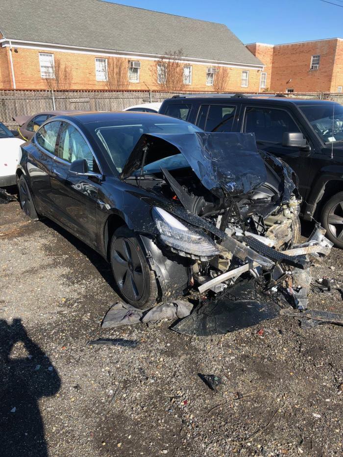 Tesla Model 3 Crash-Bilder – Der letzte Führerscheinneuling…