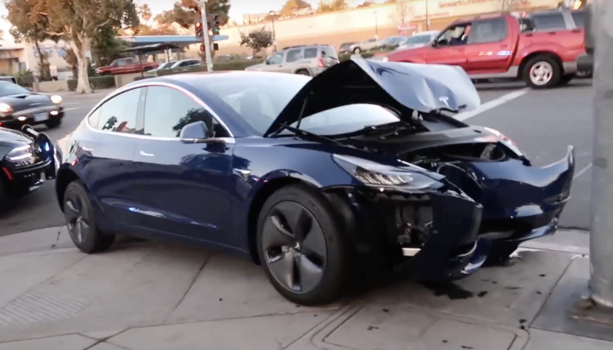 Tesla Model 3 Crash-Bilder – Der letzte Führerscheinneuling…